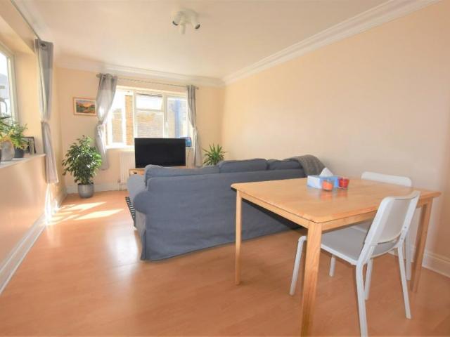 Upper Street, London N1 2 bed flat to rent £2,795 pcm £645 pw