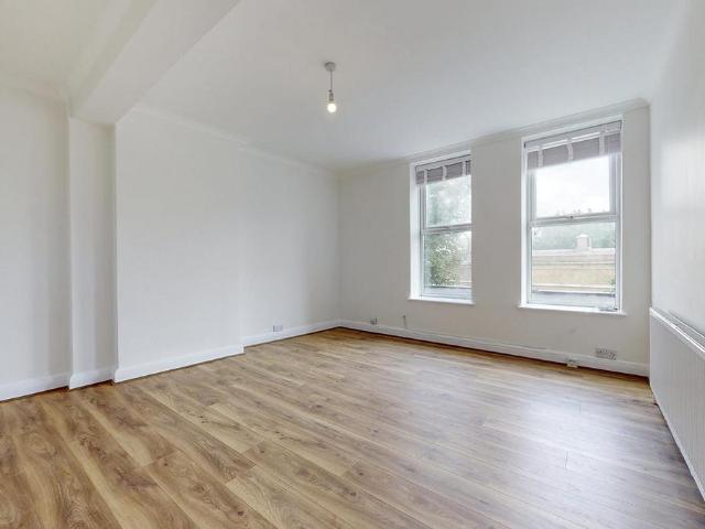 Upper Street, London 2 bed apartment to rent £3,100 pcm £715 pw