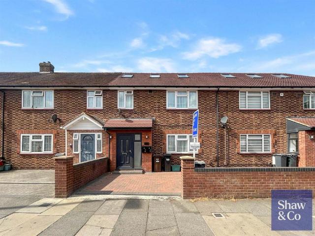 Upper Sutton Lane, Hounslow TW5 3 bed flat to rent £2,550 pcm £588 pw
