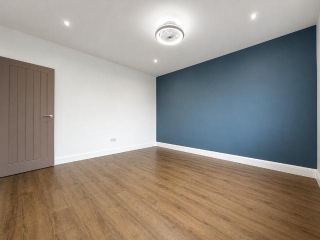 Upper Sutton Lane, Hounslow TW5 2 bed flat to rent £2,500 pcm £577 pw