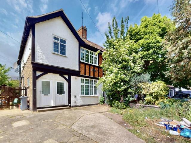 Upper Sutton Lane, Hounslow TW5 2 bed maisonette to rent £2,250 pcm £519 pw