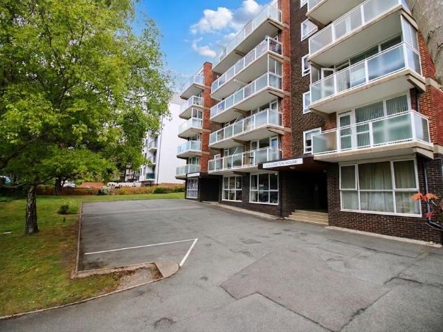 Upperton Road, Lullington House, BN21 3 bed flat to rent £1,600 pcm £369 pw