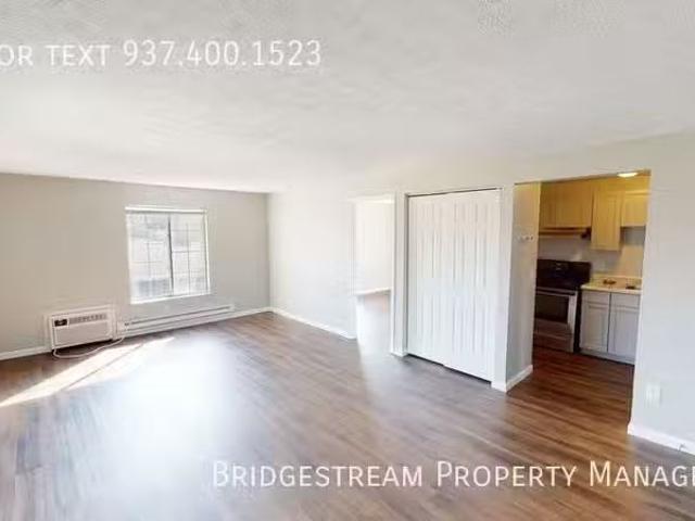 Upstairs 1 bed 1 bath apartment in Xenia 325 Bellbrook Ave #9