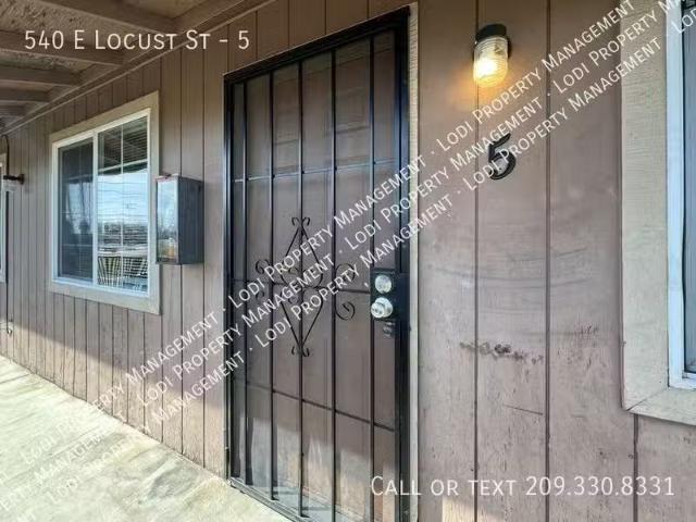 Upstairs 2 Bedroom Price Reduced! 540 E Locust St #5