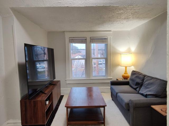 Upstairs apartment close to liberty park