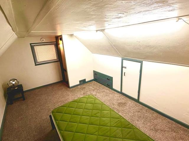 Upstairs B/R very private $1200 WiFi+utl included