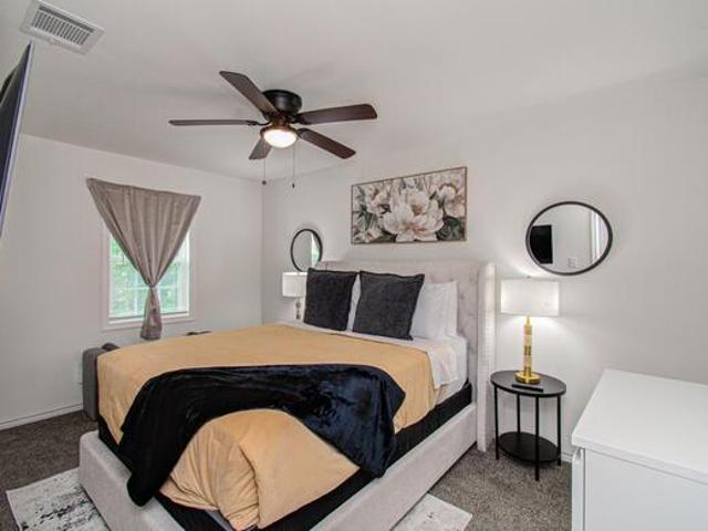 Upscale Private Room with Wi Fi & Laundry
