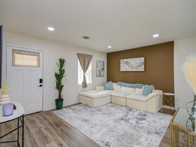 Upscale Private Room with WiFi & Laundry