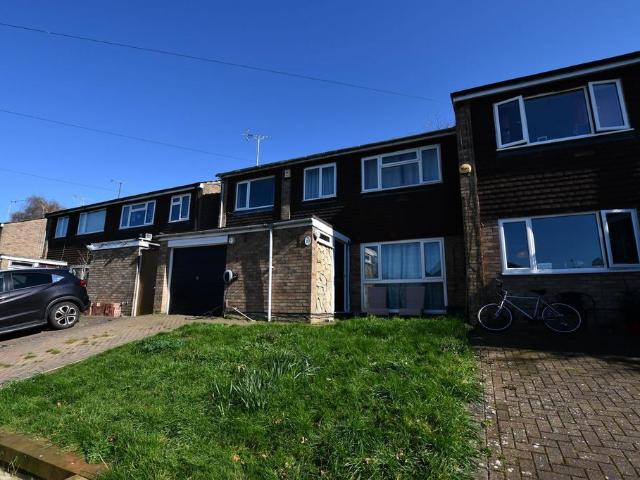 Upton Close, Park Street, AL2 4 bed semi detached house to rent £2,250 pcm £519 pw