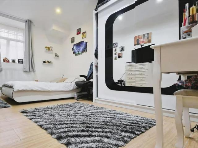 Upton Lane, London E7 3 bed apartment to rent £2,600 pcm £600 pw