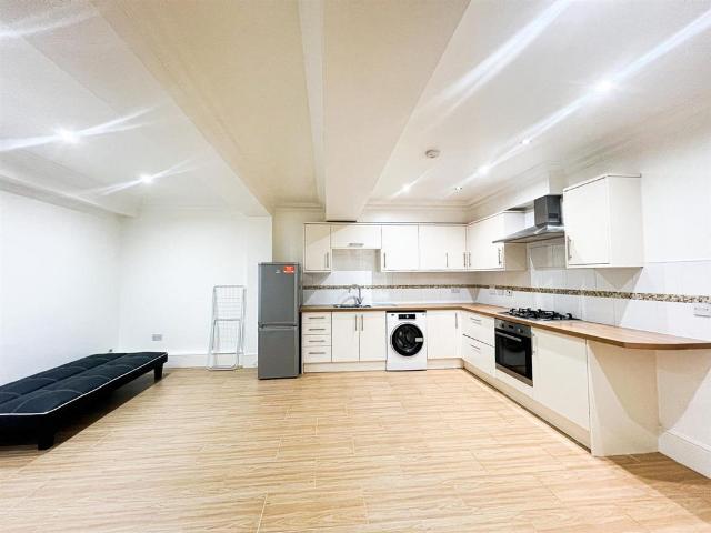Upton Lane, Upton Heights, E7 3 bed flat to rent £2,550 pcm £588 pw