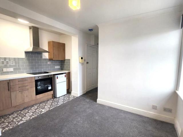 Upton Park, Central Slough SL1 1 bed flat to rent £975 pcm £225 pw