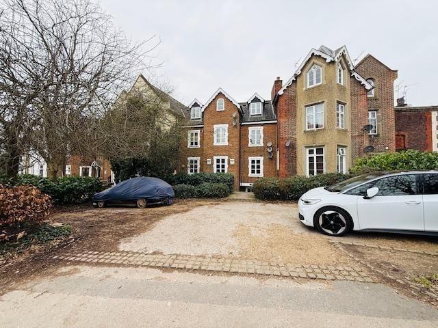 Upton Park, Slough, Buckinghamshire SL1, 2 bed flat to rent, £1,350 pcm | PrimeLocation