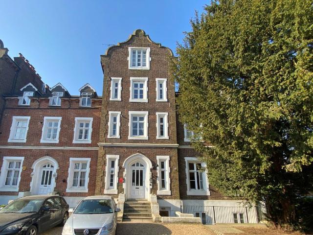 Upton Park, Slough SL1, 1 bed flat to rent, £975 pcm | PrimeLocation