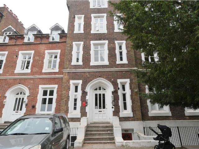 Upton Park, Slough SL1, 1 bed flat to rent, £1,100 pcm | PrimeLocation