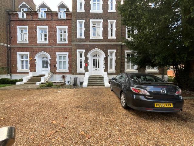 Upton Park, Slough SL1, 2 bed flat to rent, £1,300 pcm | PrimeLocation