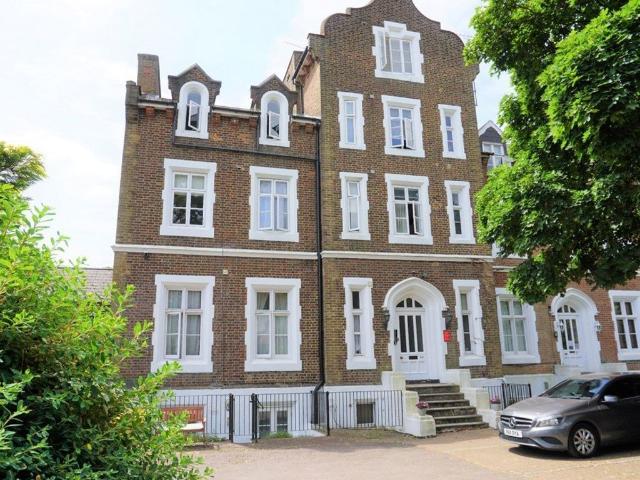 Upton Park, Slough SL1, 2 bed flat to rent, £1,350 pcm | PrimeLocation
