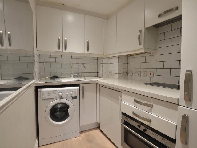 Upton Park, Slough SL1, 2 bed flat to rent, £1,350 pcm | PrimeLocation