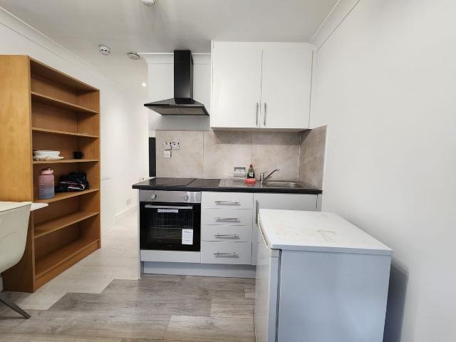 Upton Park, Slough SL1, Studio to rent, £1,150 pcm | PrimeLocation