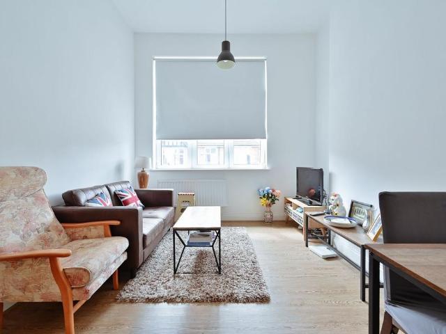 Upton Road, Watford, WD18 2 bed flat to rent £1,700 pcm £392 pw