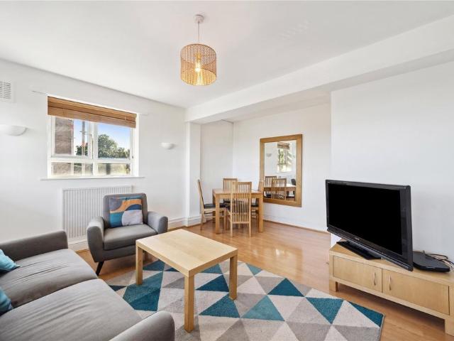 Urmston Drive, London 3 bed flat to rent £2,850 pcm £658 pw