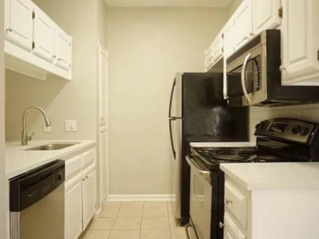 URGENT Looking for roommate!