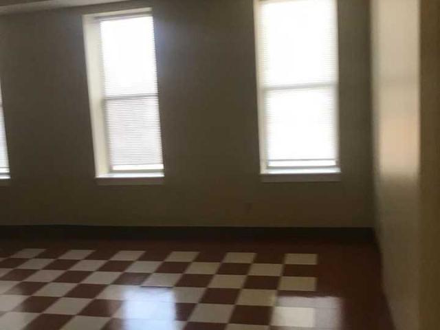 UV Seven Oaks 3 Bedroom Apartment for Rent at 701 W Oak St, Louisville, KY 40203 Limerick