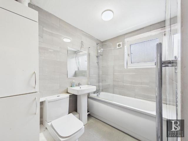 Uxbridge UB8 2 bed apartment to rent £1,700 pcm £392 pw