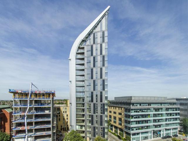 Uxbridge Road, Ealing Broadway. 2 bed flat to rent £4,500 pcm £1,038 pw