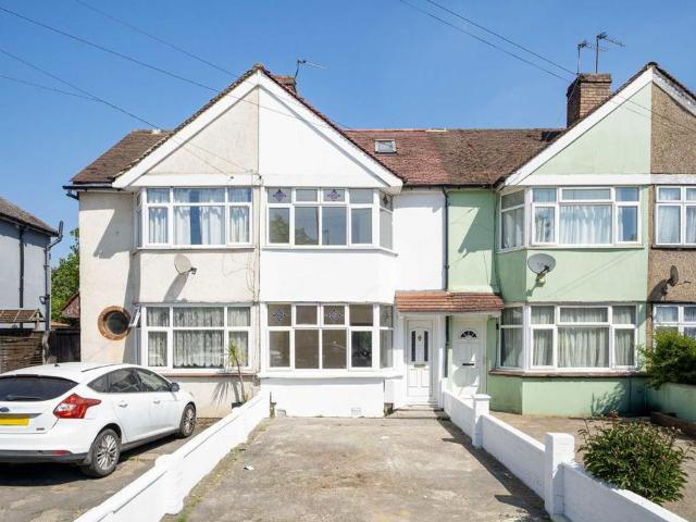 Uxbridge Road, Feltham TW13 3 bed house to rent £2,300 pcm £531 pw