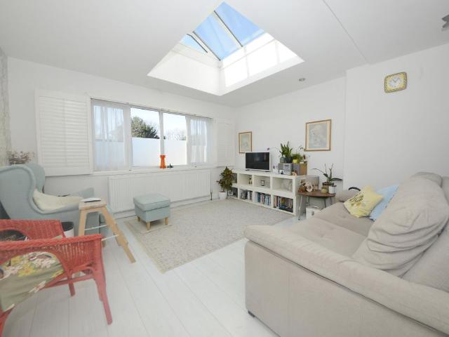 Uxbridge Road, Hampton Hill TW12, 1 bed flat to rent, £1,500 pcm | PrimeLocation