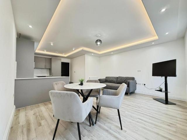 Uxbridge Road, Hanwell 1 bed apartment to rent £2,000 pcm £462 pw