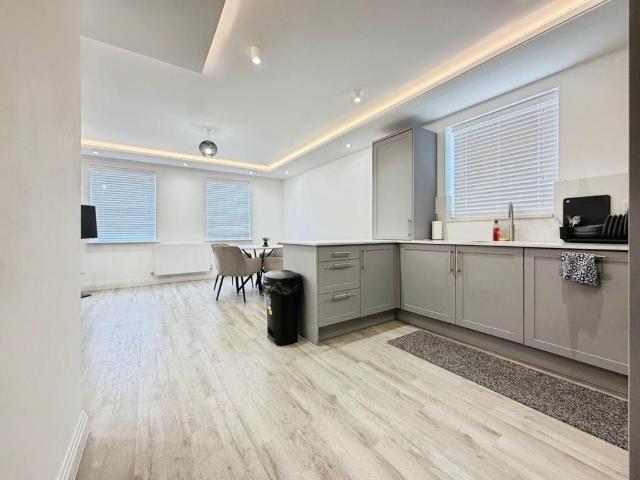 Uxbridge Road, Hanwell 1 bed apartment to rent £2,000 pcm £462 pw