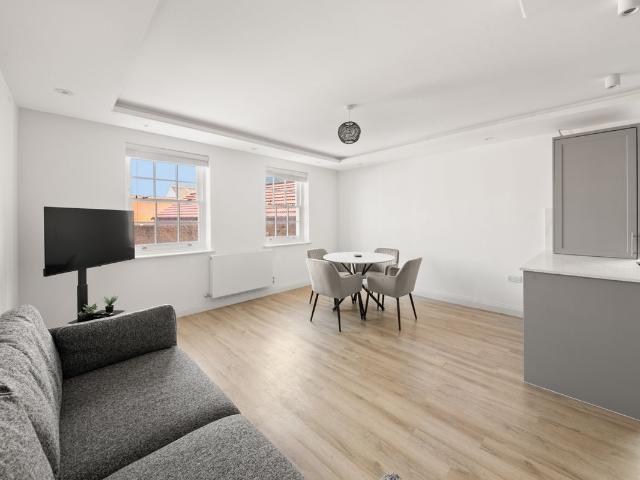 Uxbridge Road, Hanwell W7, 1 bed flat to rent, £2,000 pcm | PrimeLocation