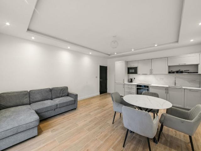 Uxbridge Road, Hanwell W7, 2 bed flat to rent, £2,800 pcm | PrimeLocation