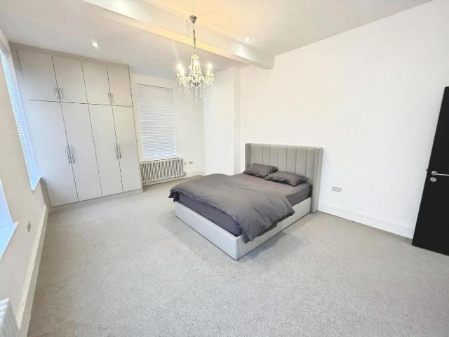 Uxbridge Road, Hanwell W7, 2 bed property to rent, £3,100 pcm | PrimeLocation