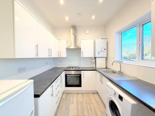 Uxbridge Road, Hatch End 2 bed apartment to rent £1,450 pcm £335 pw