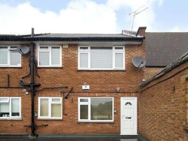 Uxbridge Road, Hatch End, 2 Bedroom Flat