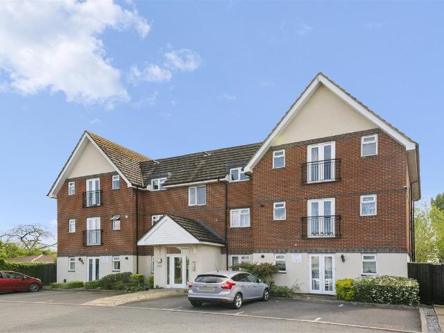 Uxbridge Road, Hayes UB4, 2 bed flat to rent, £1,650 pcm | PrimeLocation