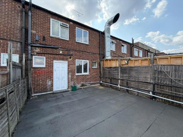 Uxbridge Road, Hayes UB4 3 bed duplex to rent £2,550 pcm £588 pw