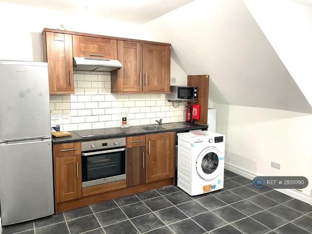 Uxbridge Road, Hayes, UB4 3 bed flat to rent £1,600 pcm £369 pw