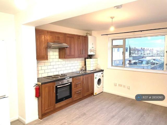 Uxbridge Road, Hayes, UB4 3 bed flat to rent £1,600 pcm £369 pw