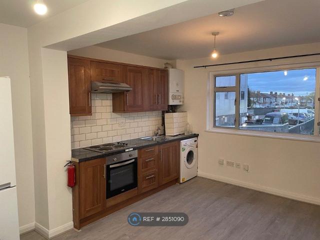 Uxbridge Road, Hayes UB4, 3 bed flat to rent, £1,600 pcm | PrimeLocation