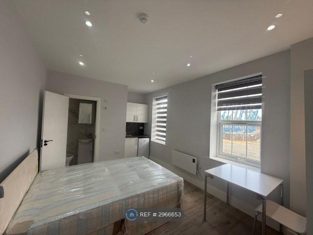 Uxbridge Road, Hayes UB4, Studio to rent, £700 pcm | PrimeLocation