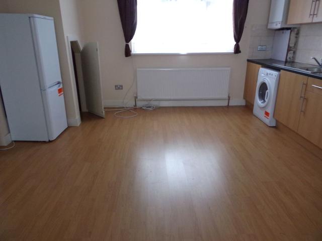 Uxbridge Road, Hayes UB4, Studio to rent, £1,000 pcm | PrimeLocation