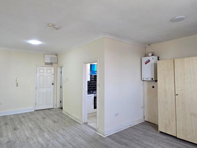 Uxbridge Road, Hayes UB4, Studio to rent, £1,250 pcm | PrimeLocation