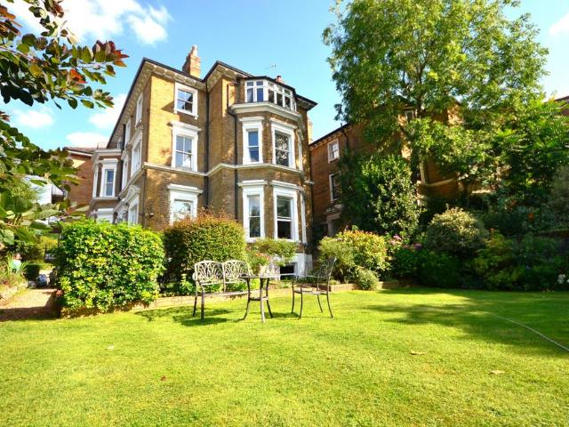 Uxbridge Road, Kingston Upon Thames. 2 bed apartment to rent £1,846 pcm £426 pw
