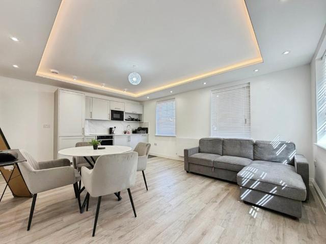 Uxbridge Road, London 2 bed flat to rent £2,600 pcm £600 pw