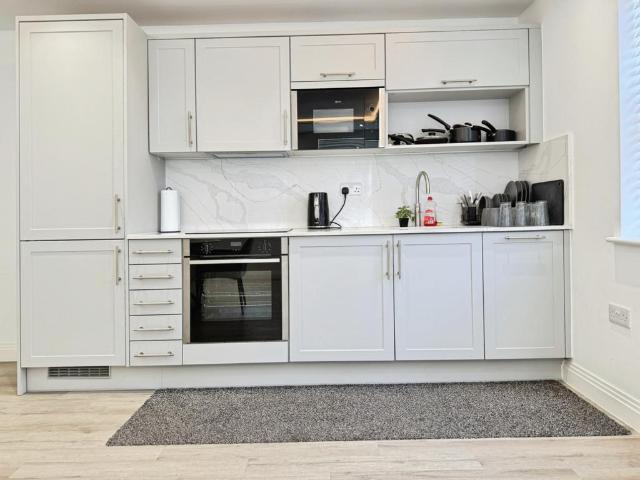 Uxbridge Road, London 2 bed flat to rent £2,600 pcm £600 pw