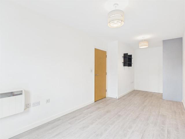 Uxbridge Road, London W3, 2 bed flat to rent, £2,250 pcm | PrimeLocation